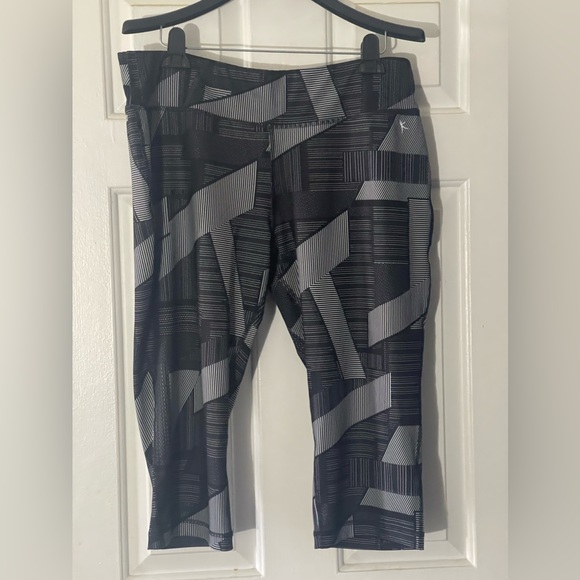 Danskin | Pants & Jumpsuits | Danskin Gray Black Geometric Cropped ...